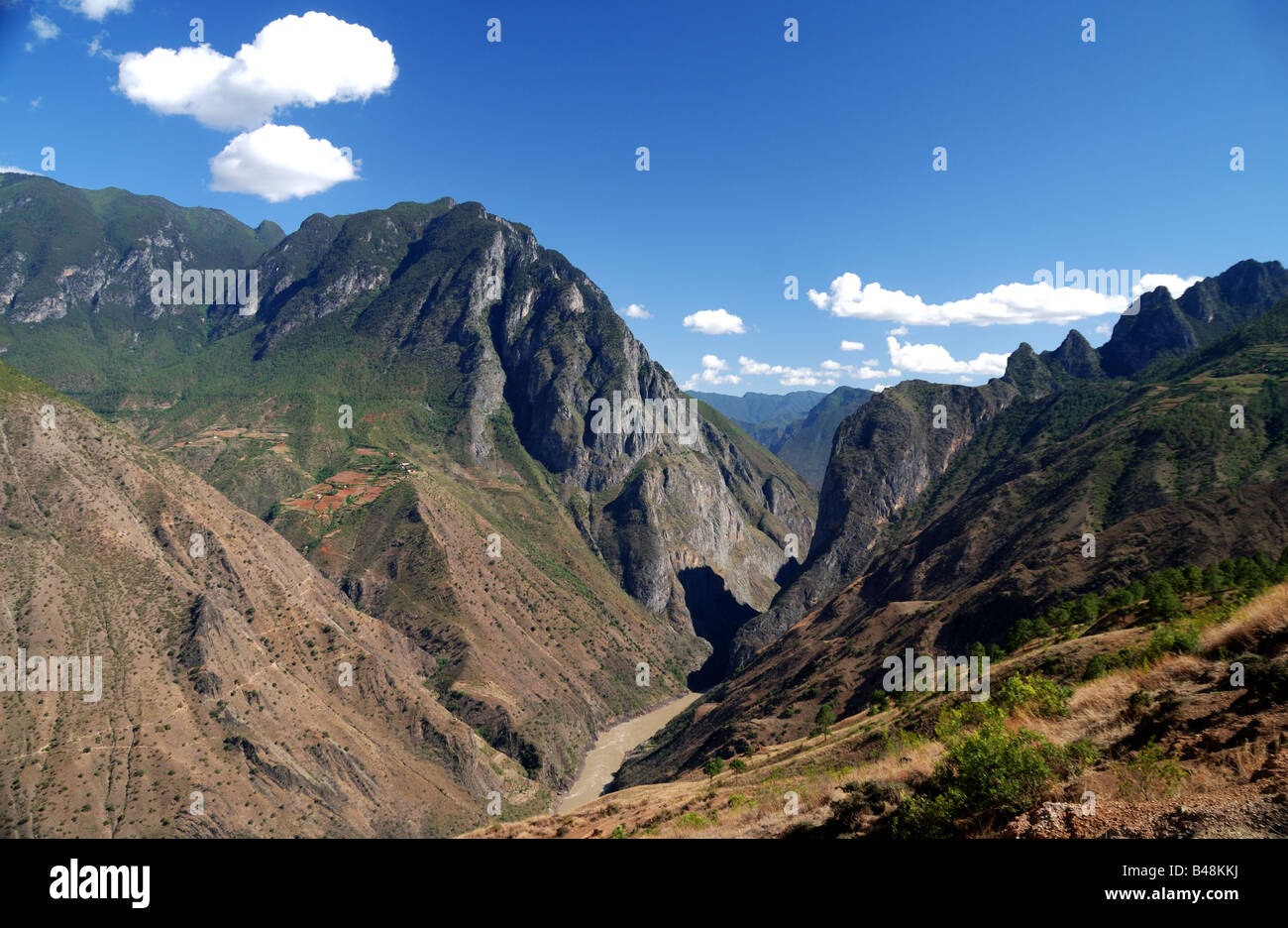 The powerful Yangtze river has carved one of the deepest river gorges ...