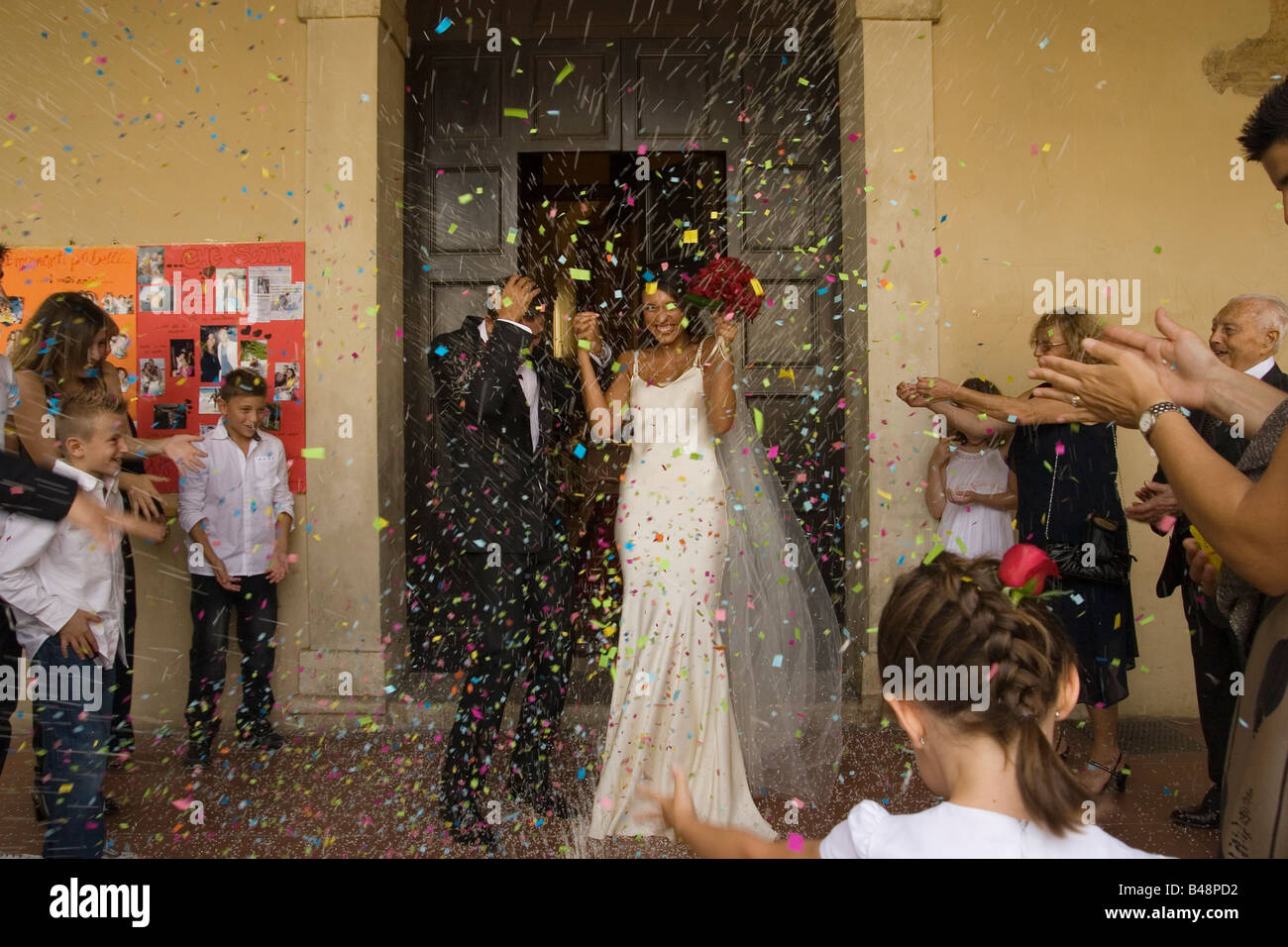 Couple getting married confetti hi-res stock photography and images - Alamy