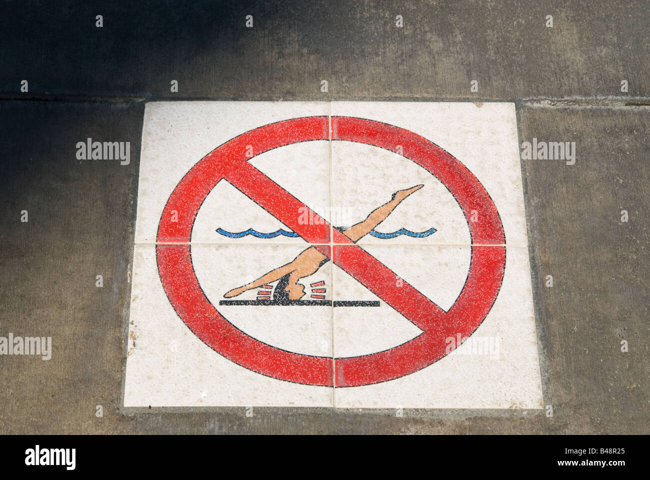 swimming pool warning sign on tiles in cement Stock Photo - Alamy