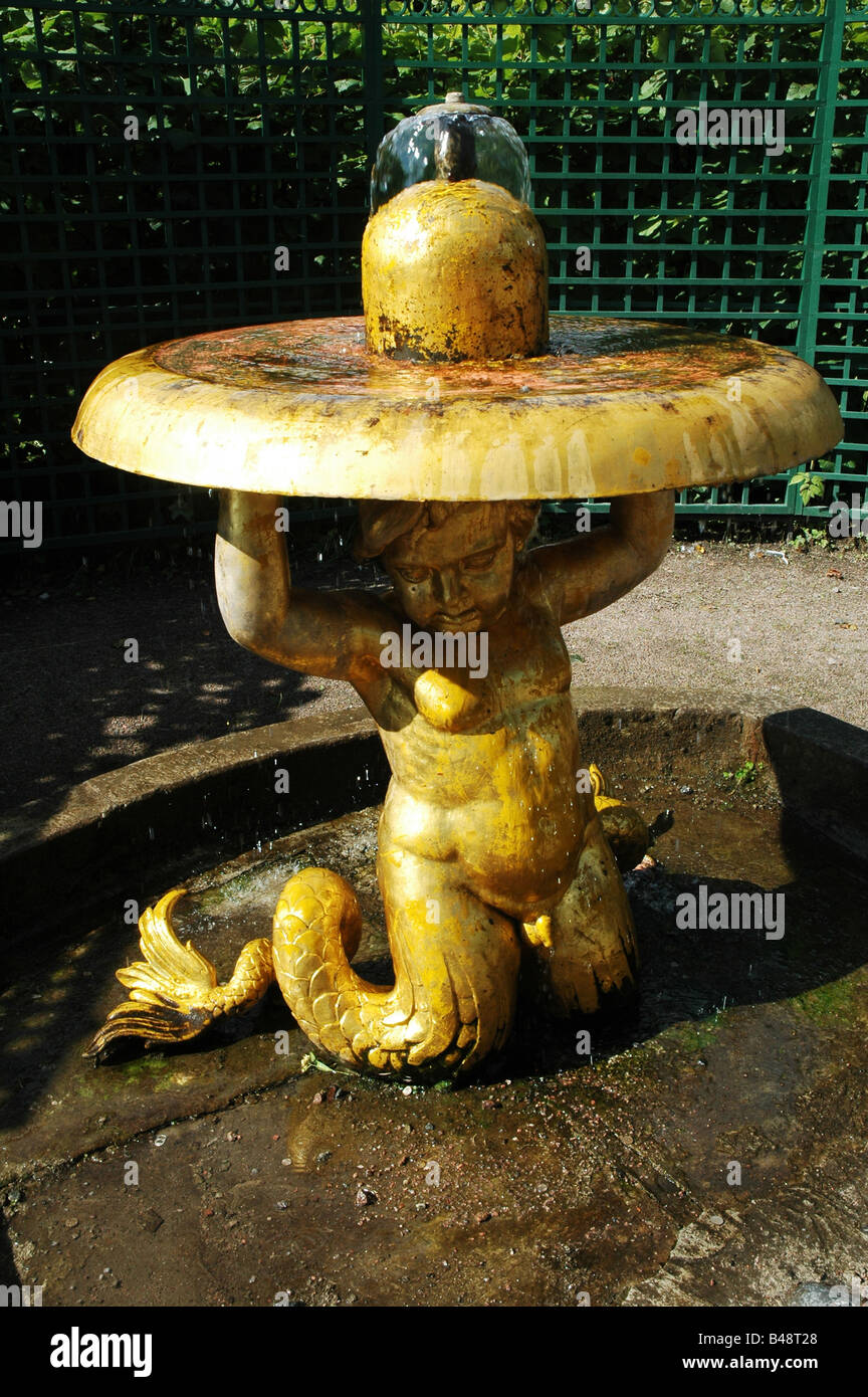 Golden fountain in gardens of Peterhof, Petersburg, Russia Stock Photo ...