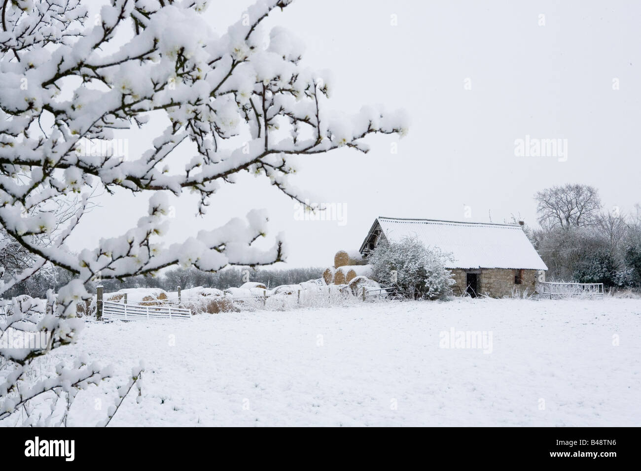 snowy winter scene of barn in a field Stock Photo - Alamy