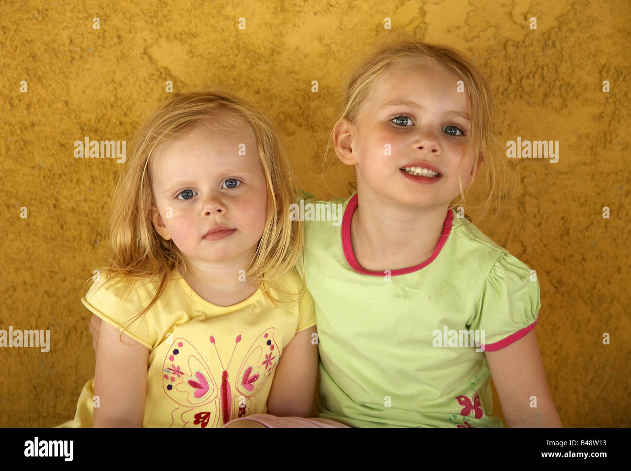 Two sad girls children hi-res stock photography and images - Alamy