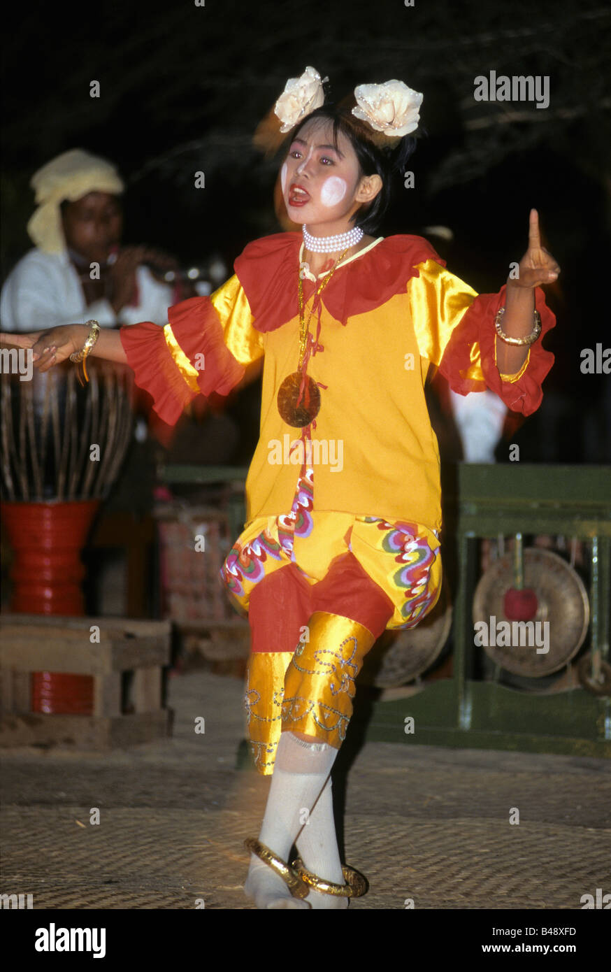 Myanmar Burma Bagan dancer entertainer Stock Photo - Alamy