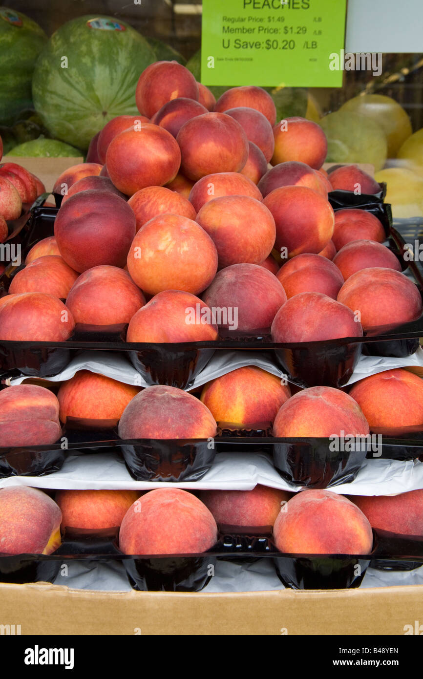 Peaches on sale at an outdoor market Stock Photo - Alamy
