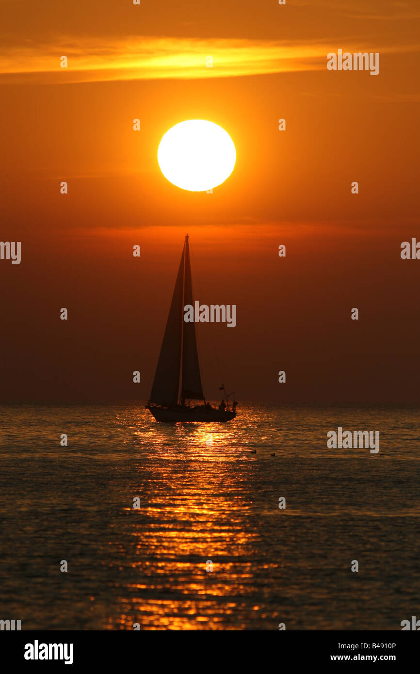 Red sails in the sunset hi-res stock photography and images - Alamy