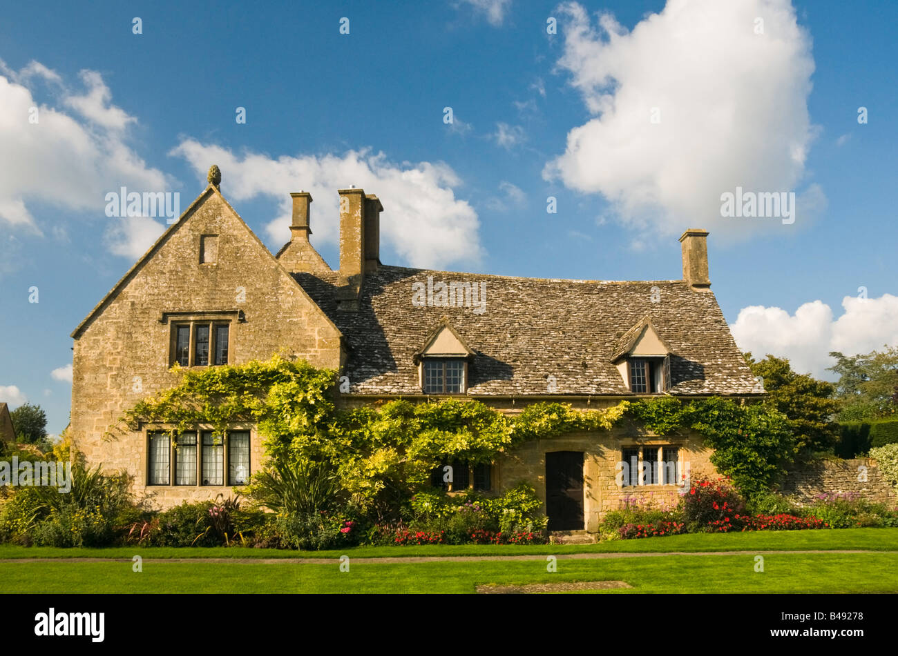 Large detached house cotswold hi-res stock photography and images - Alamy