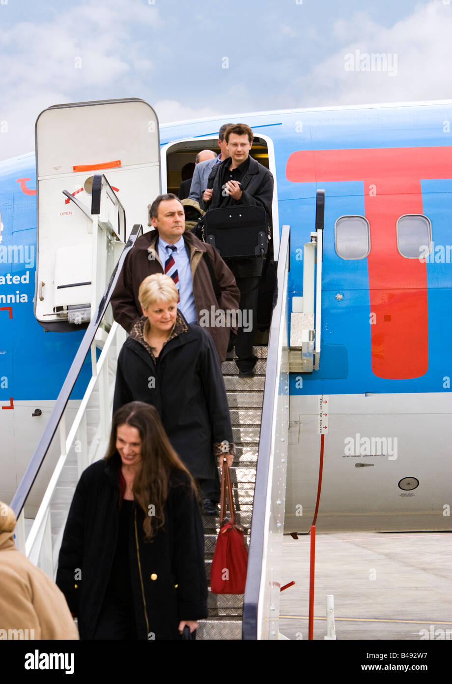 Passengers leaving 737 plane and walking down steps UK Stock Photo - Alamy
