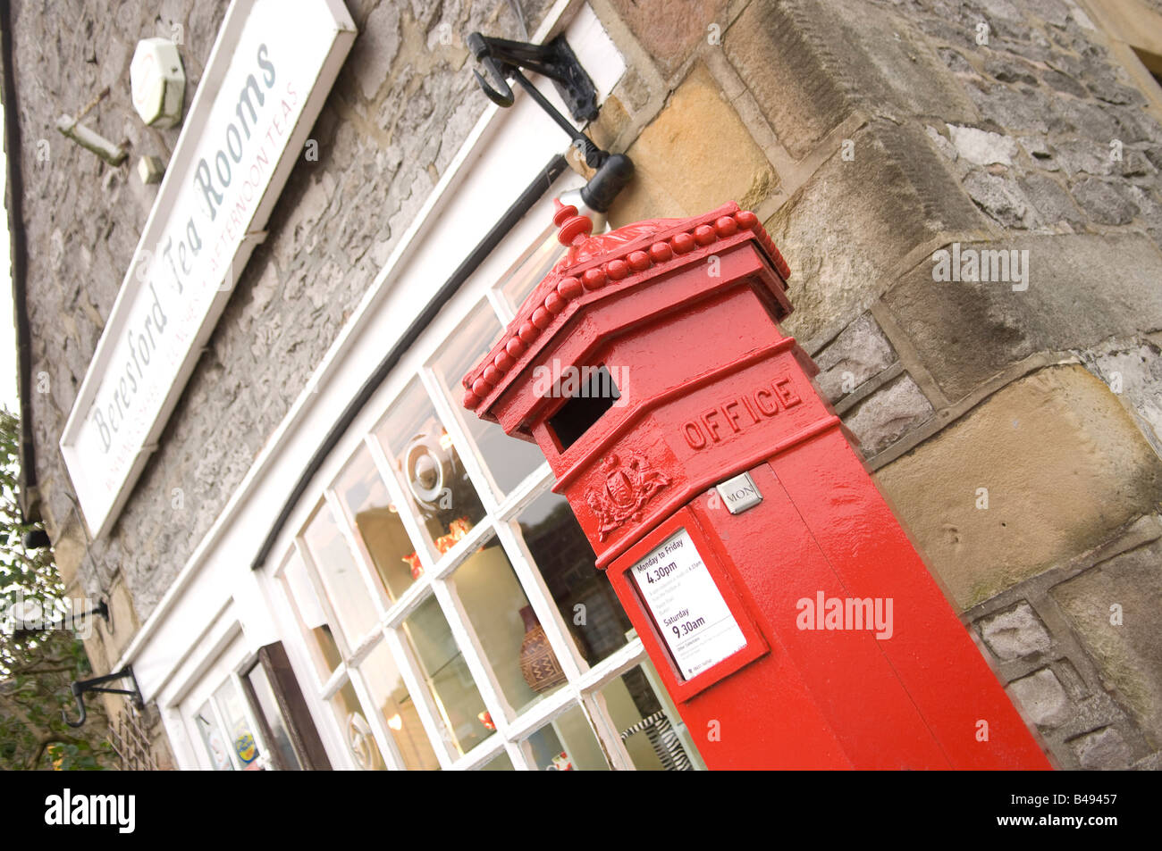 Victorian red letterbox hi-res stock photography and images - Alamy