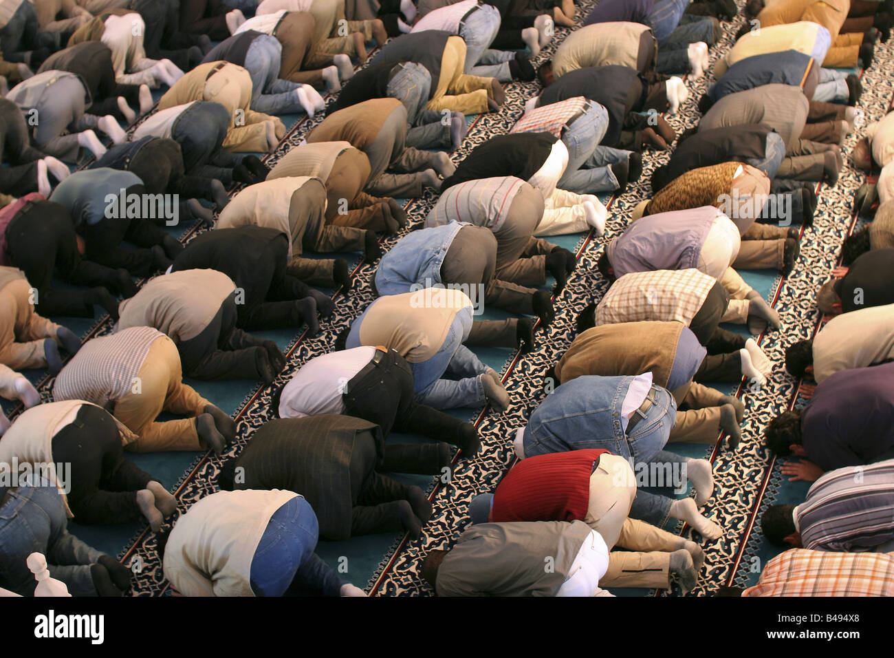 Muslims praying at the Sehitlik Mosque, Berlin, Germany Stock Photo - Alamy
