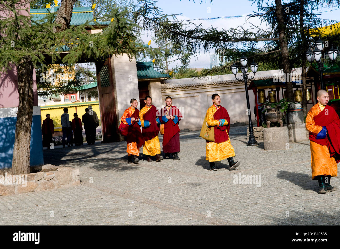 Traditional Buddhist ceremony in Gandan Monastery in Ulaan Baatar Stock ...