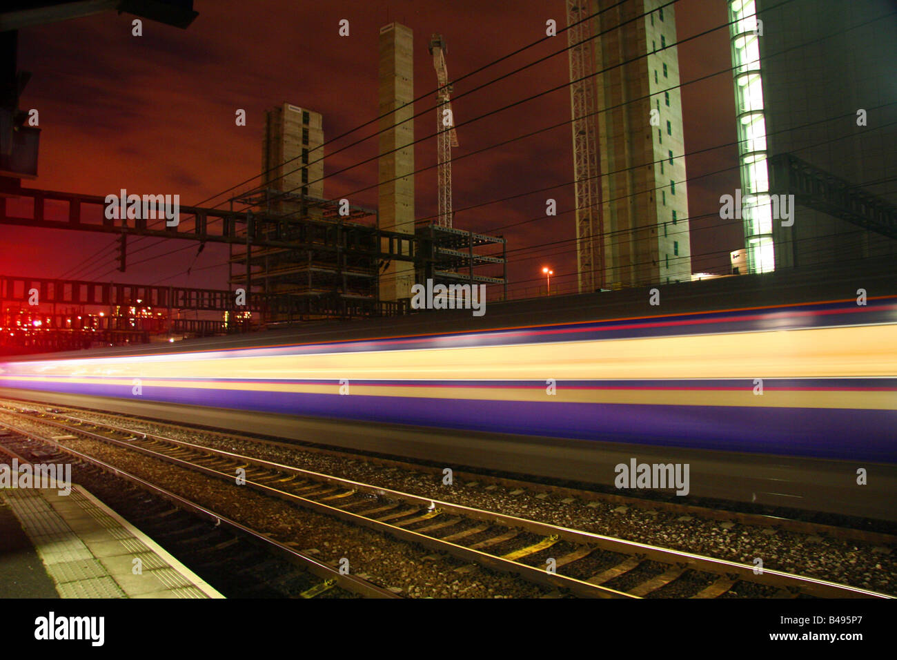 Commuter train leaving Paddington Train Station, London, UK Stock Photo ...