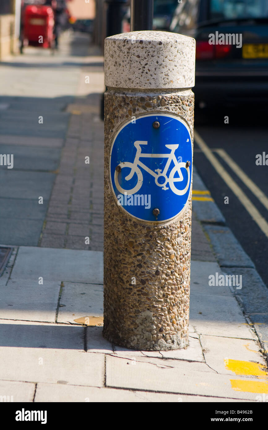 Cycling path sign Stock Photo - Alamy