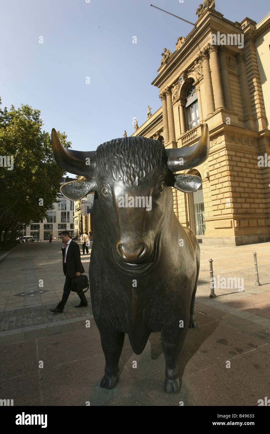 The Bull sculpture in front of the German Stock Exchange in Frankfurt ...