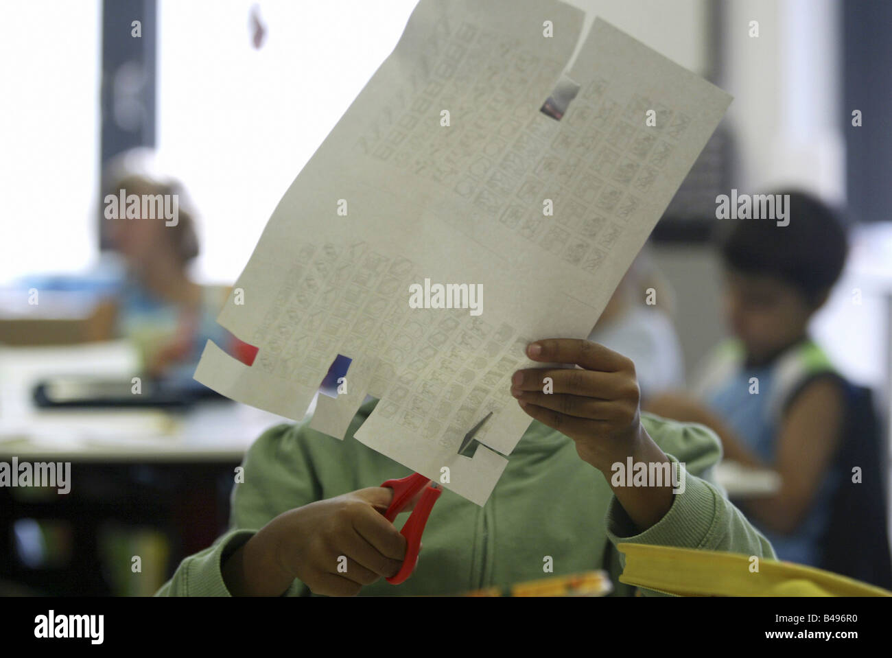 Child cutting paper in class hi-res stock photography and images - Alamy