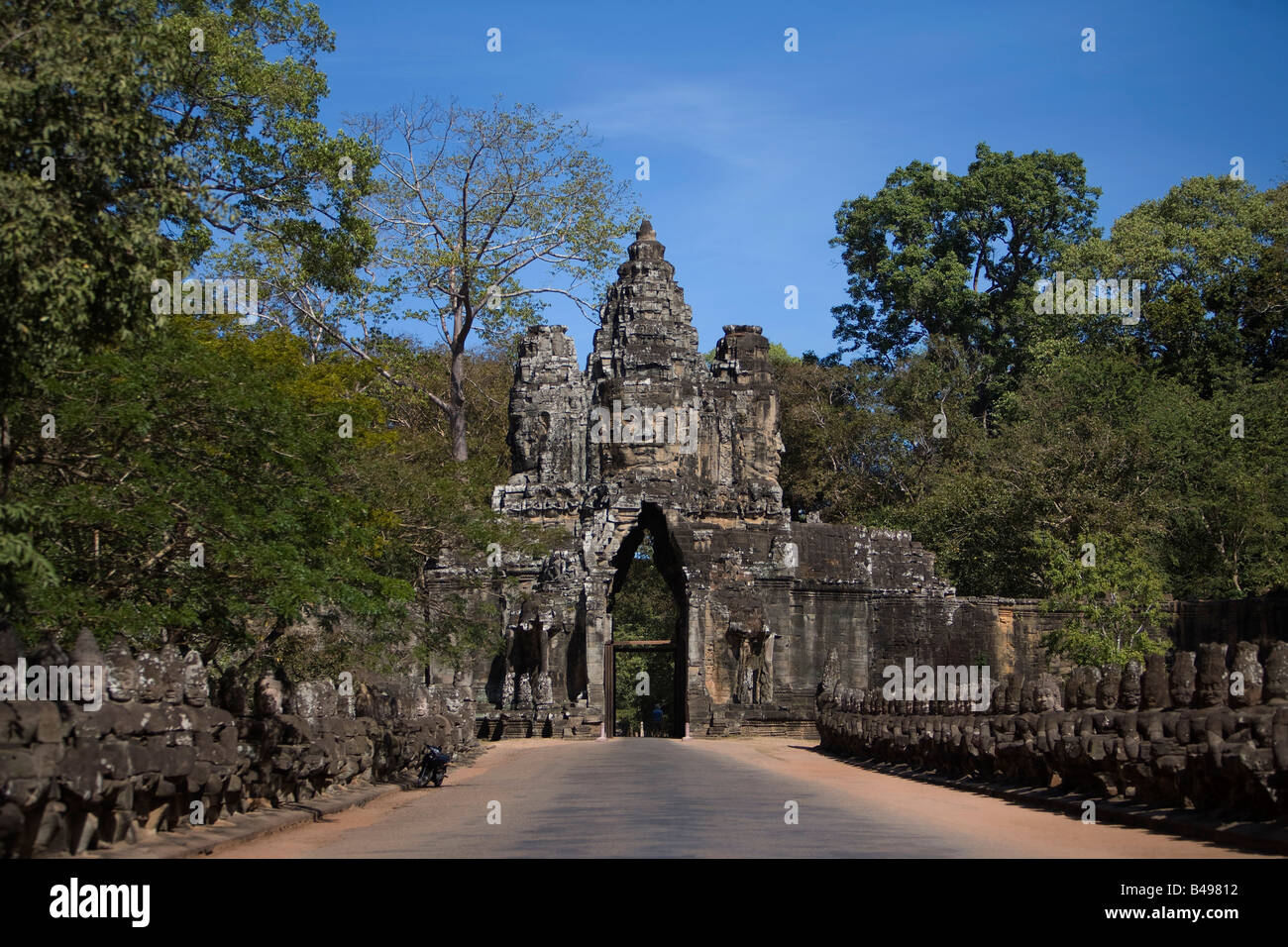 A main gate to the ancient city of angkor wat hi-res stock photography ...