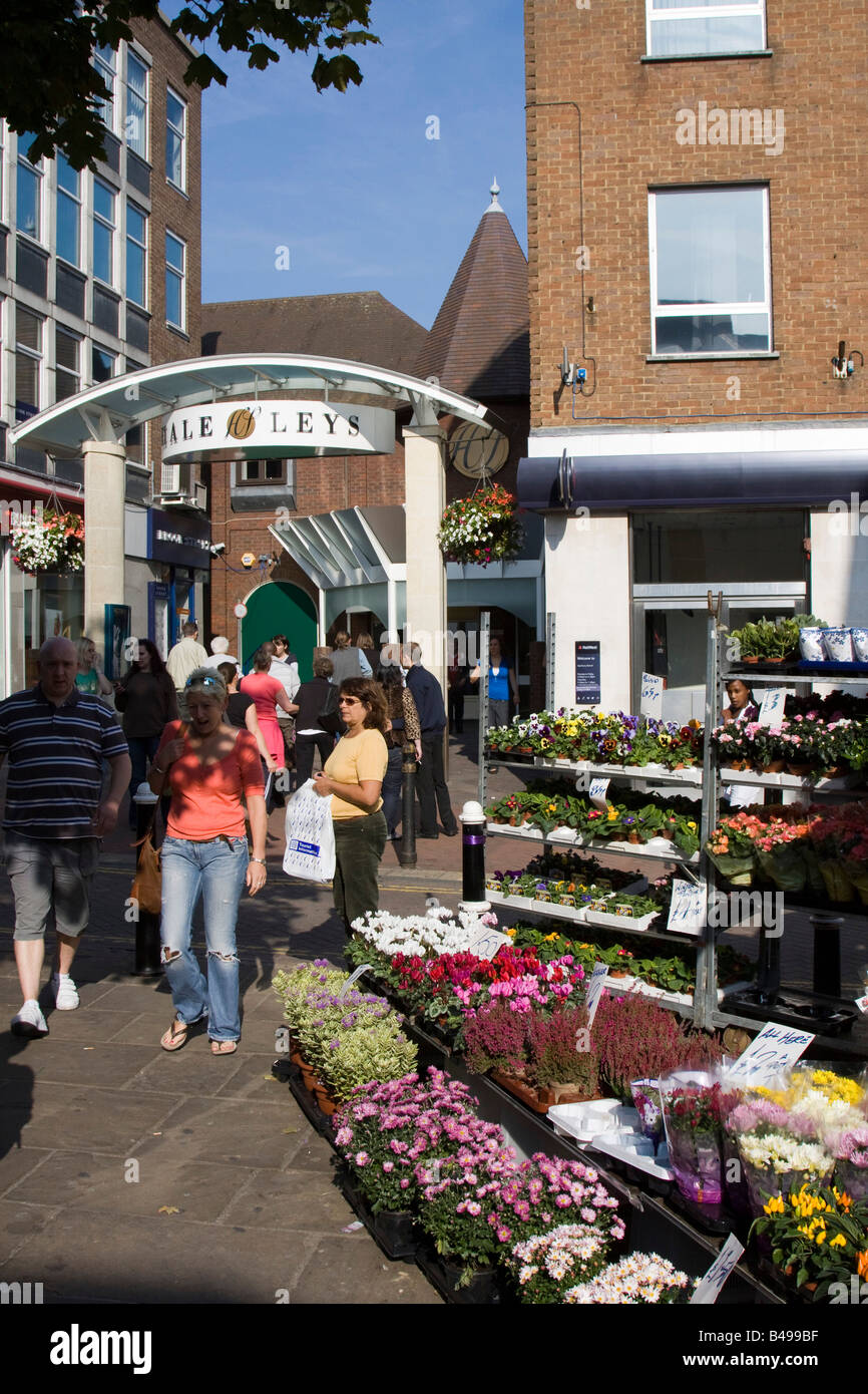 Aylesbury town centre high street hi-res stock photography and images ...