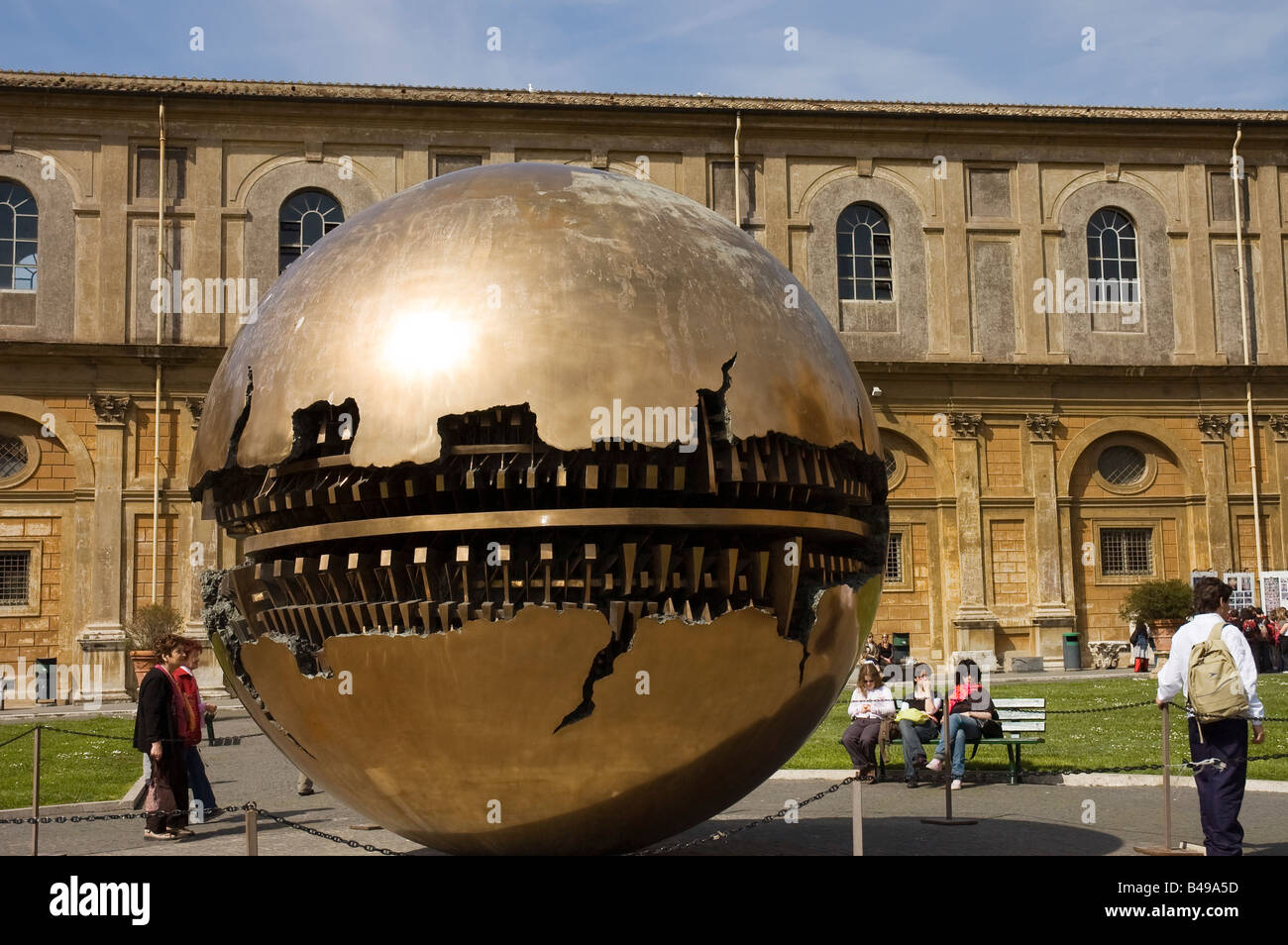 Ball sculptures hi-res stock photography and images - Alamy