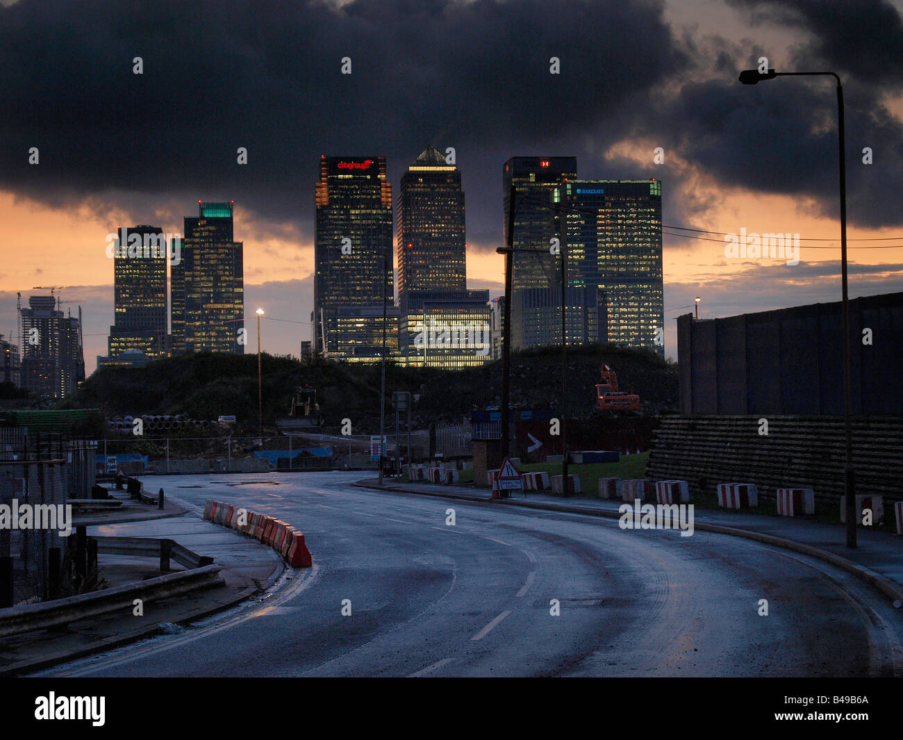 London skyline night hi-res stock photography and images - Alamy