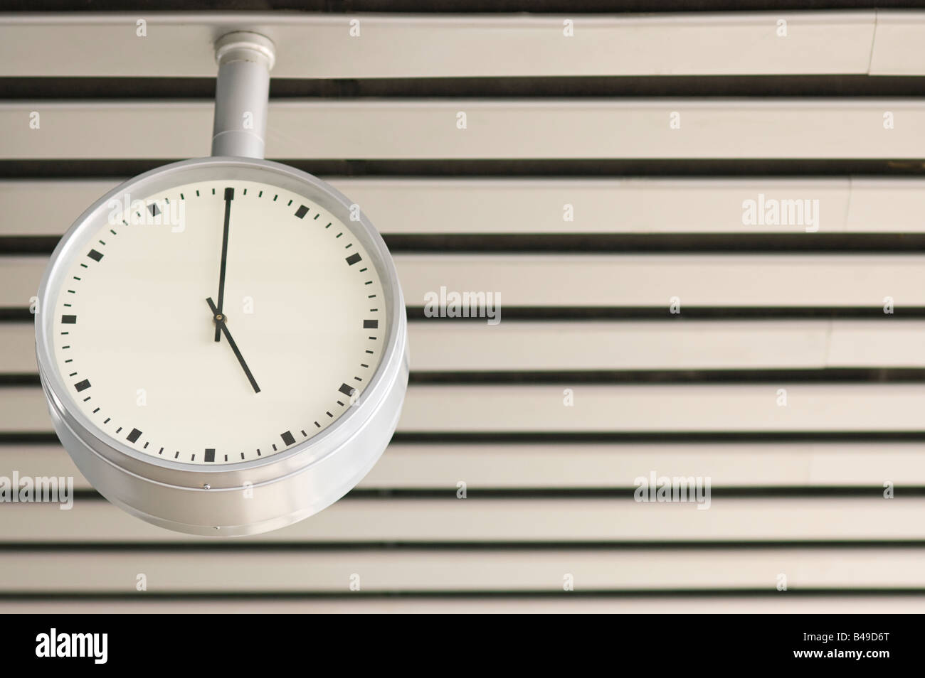A clock showing 5 o'clock Stock Photo - Alamy