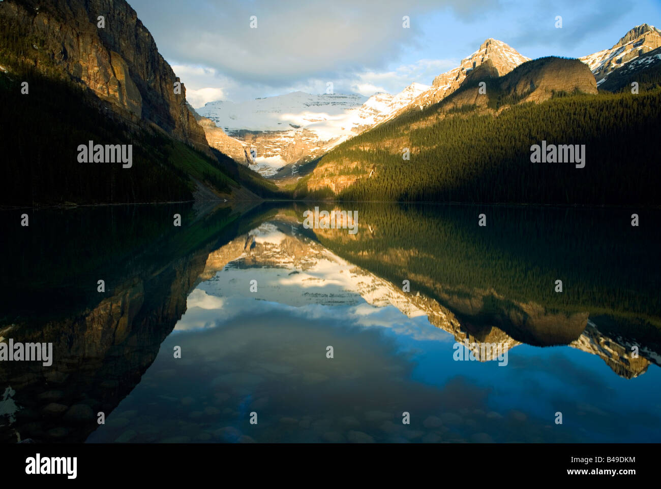 Mount Victoria glacier reflecting in Lake Louise at sunrise, Banff ...