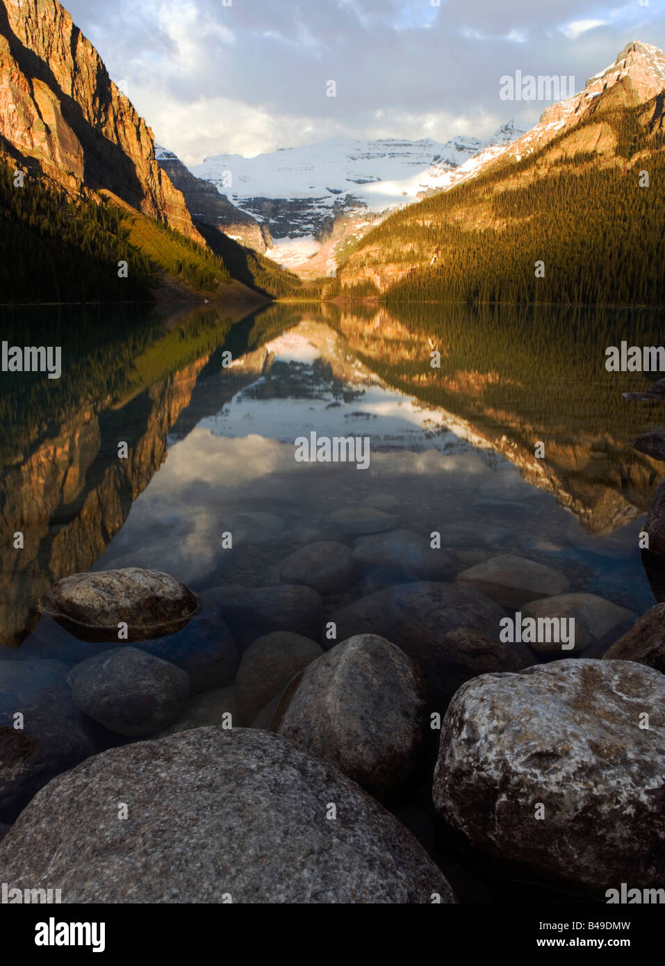 Mount Victoria glacier reflecting in Lake Louise at sunrise, Banff ...