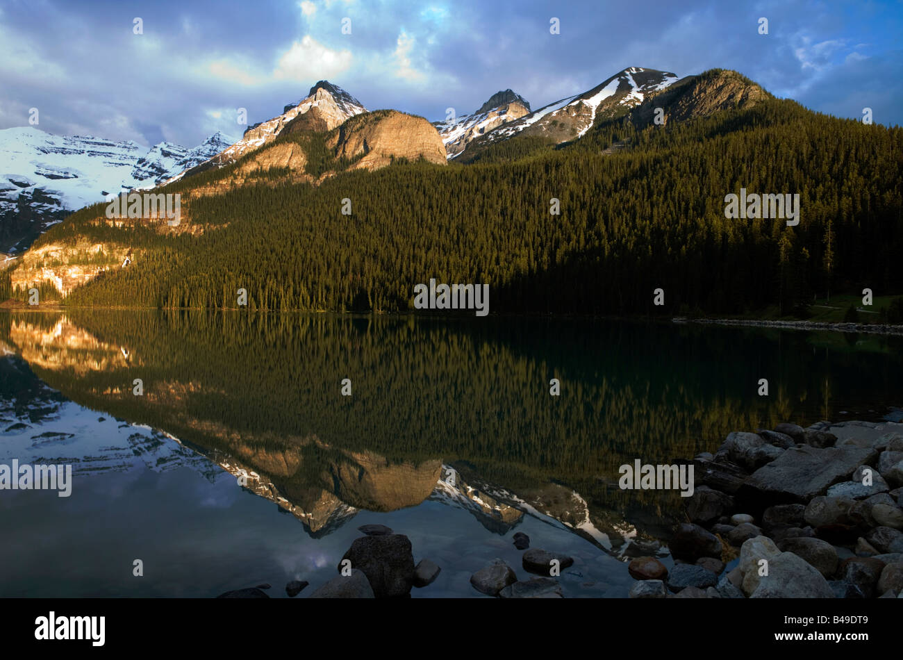 Mount Victoria glacier reflecting in Lake Louise at sunrise, Banff ...