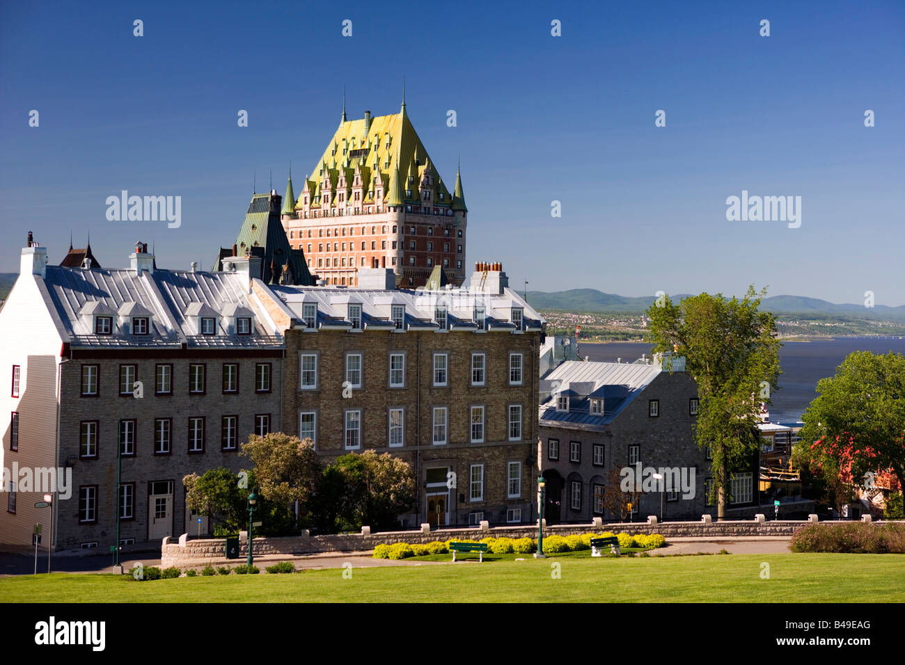 Le Chateau Frontenac castle and hotel with view of the St Lawrence ...