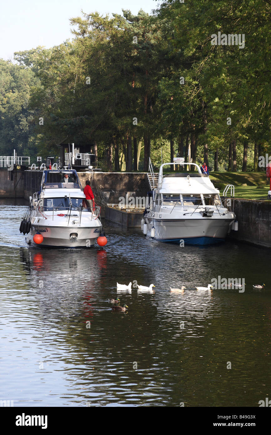 The River Trent at Gunthorpe Lock, Gunthorpe, Nottinghamshire, England ...