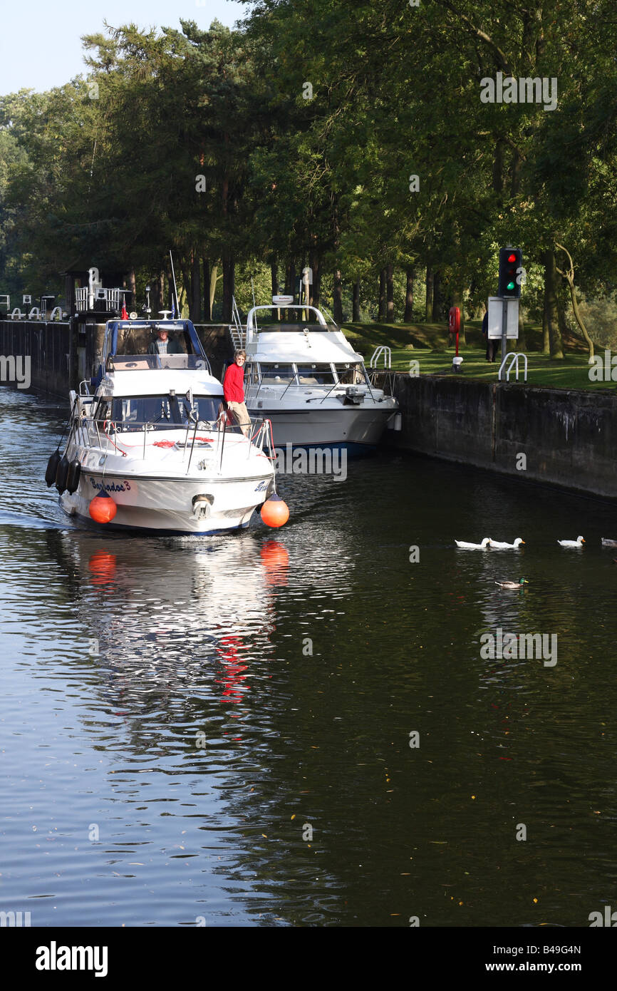 The River Trent at Gunthorpe Lock, Gunthorpe, Nottinghamshire, England ...