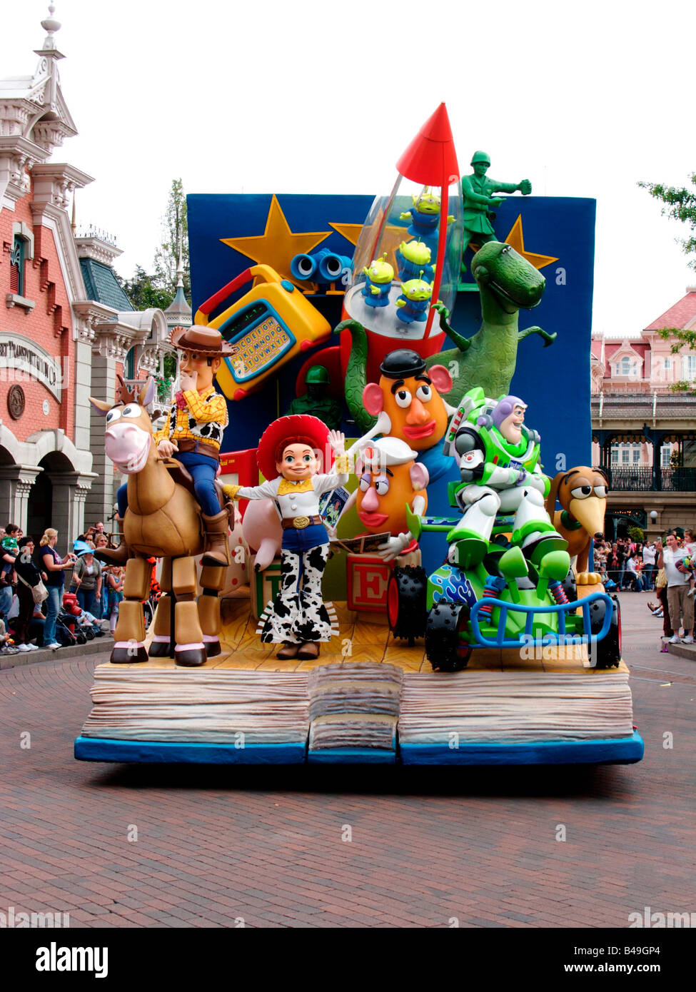 Disneyland paris parade hi-res stock photography and images - Alamy