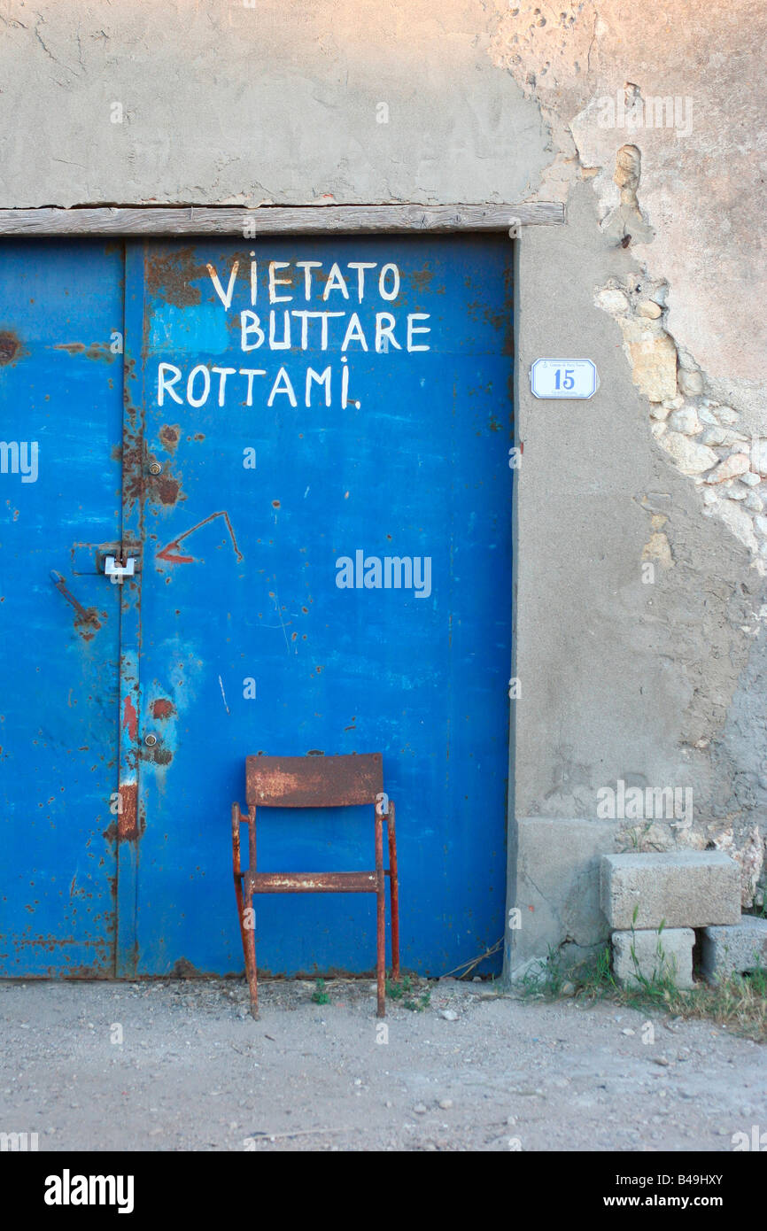 Edificio blu hi-res stock photography and images - Alamy