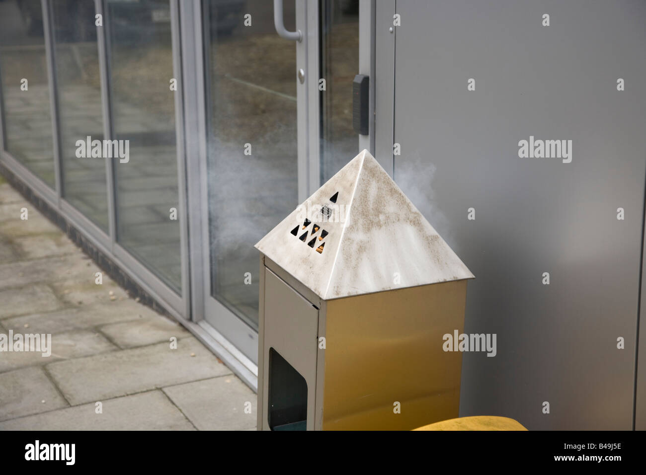 Cigarette smoking area fire in ashtray ash bin outside Stock Photo - Alamy