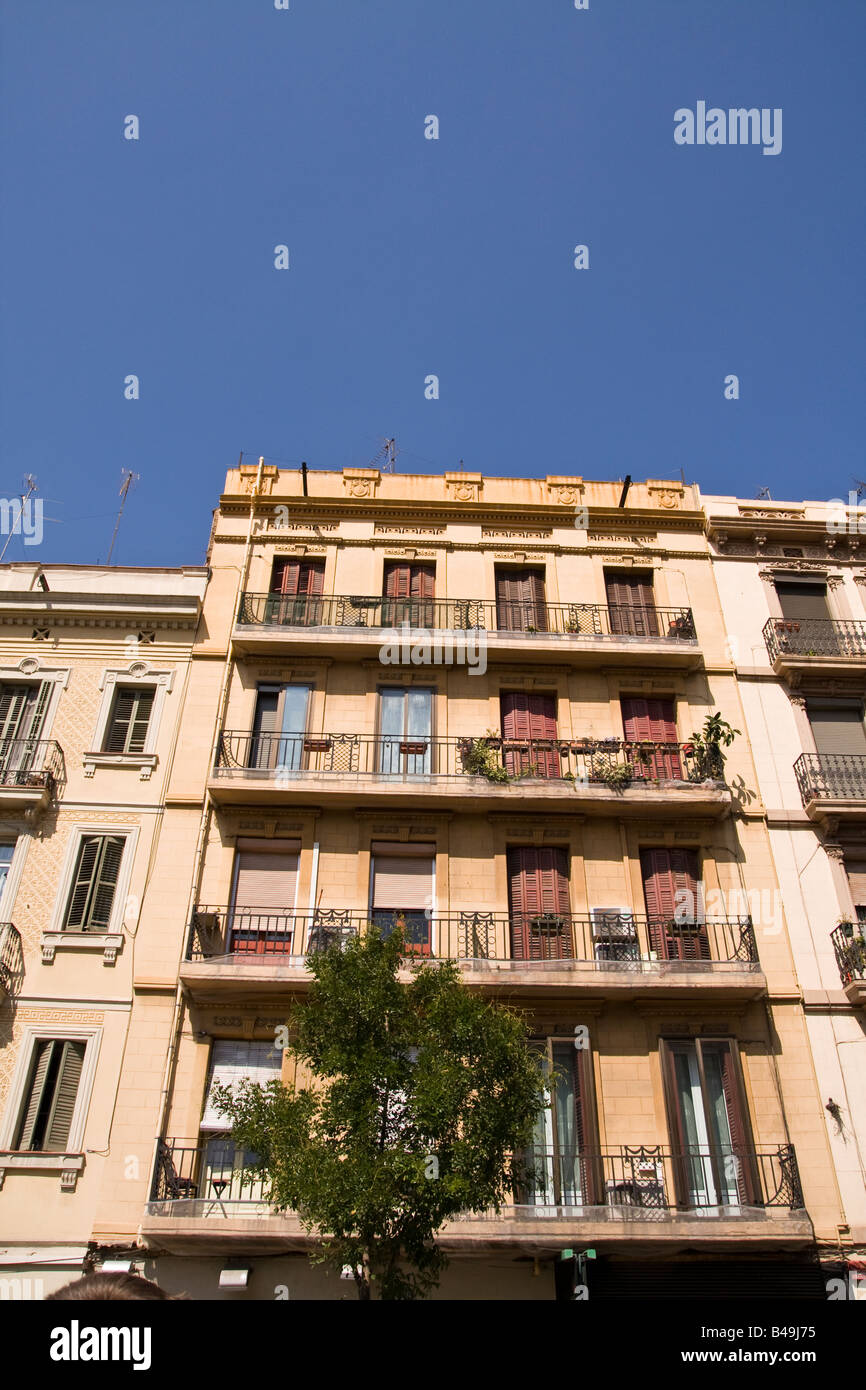 Traditional Barcelonan Apartment block Stock Photo - Alamy