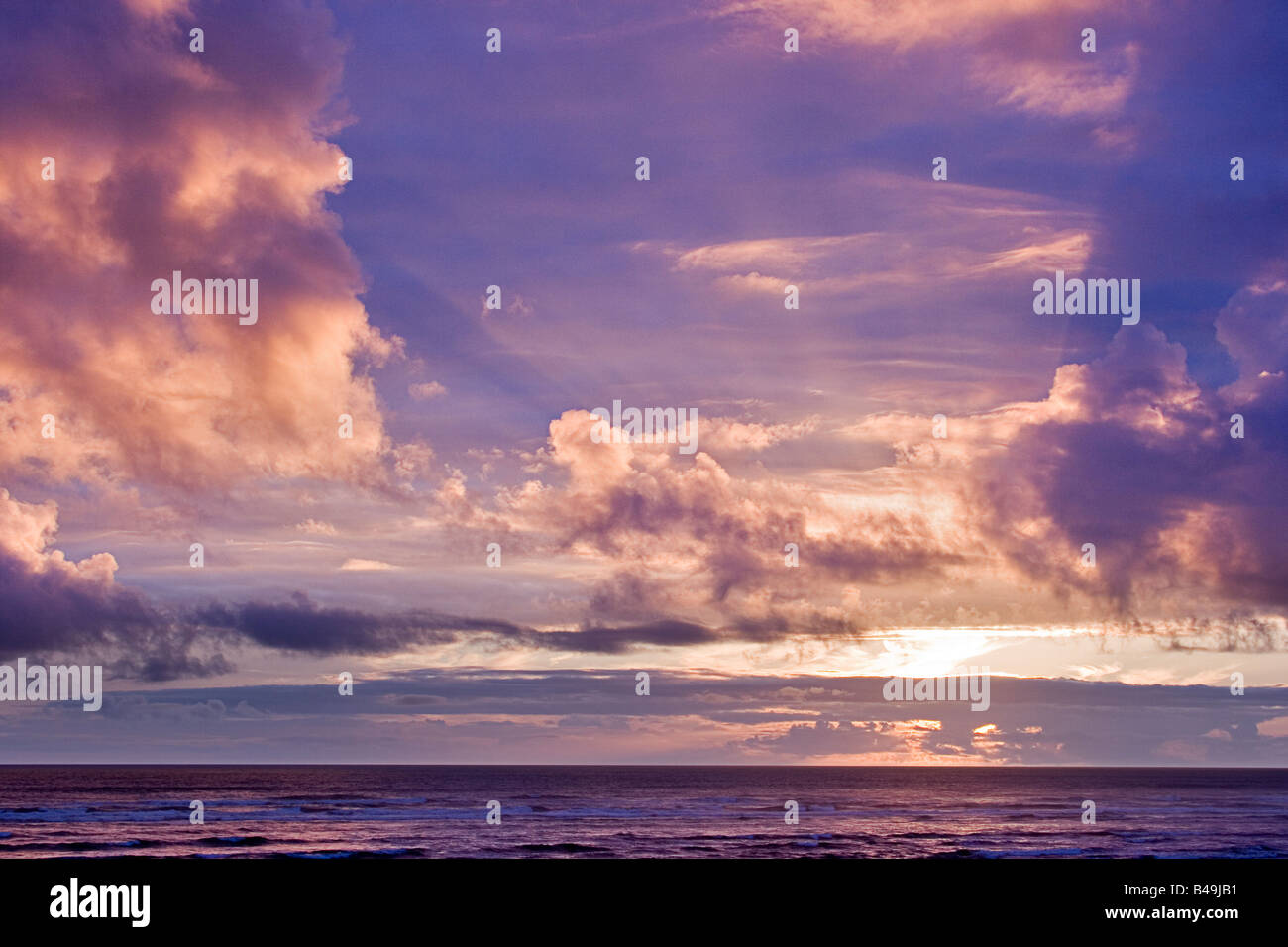 Sunset over water ocean hi-res stock photography and images - Alamy