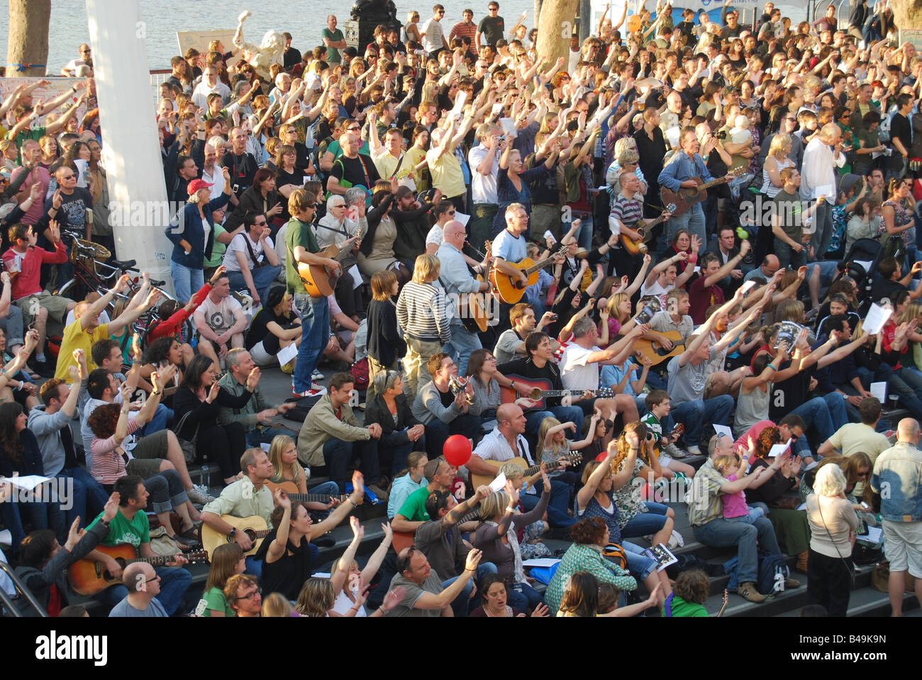 Singing to crowd hi-res stock photography and images - Alamy