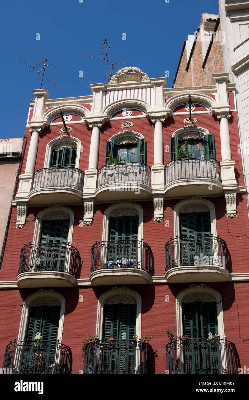 Traditional Barcelonan Apartment block Stock Photo - Alamy
