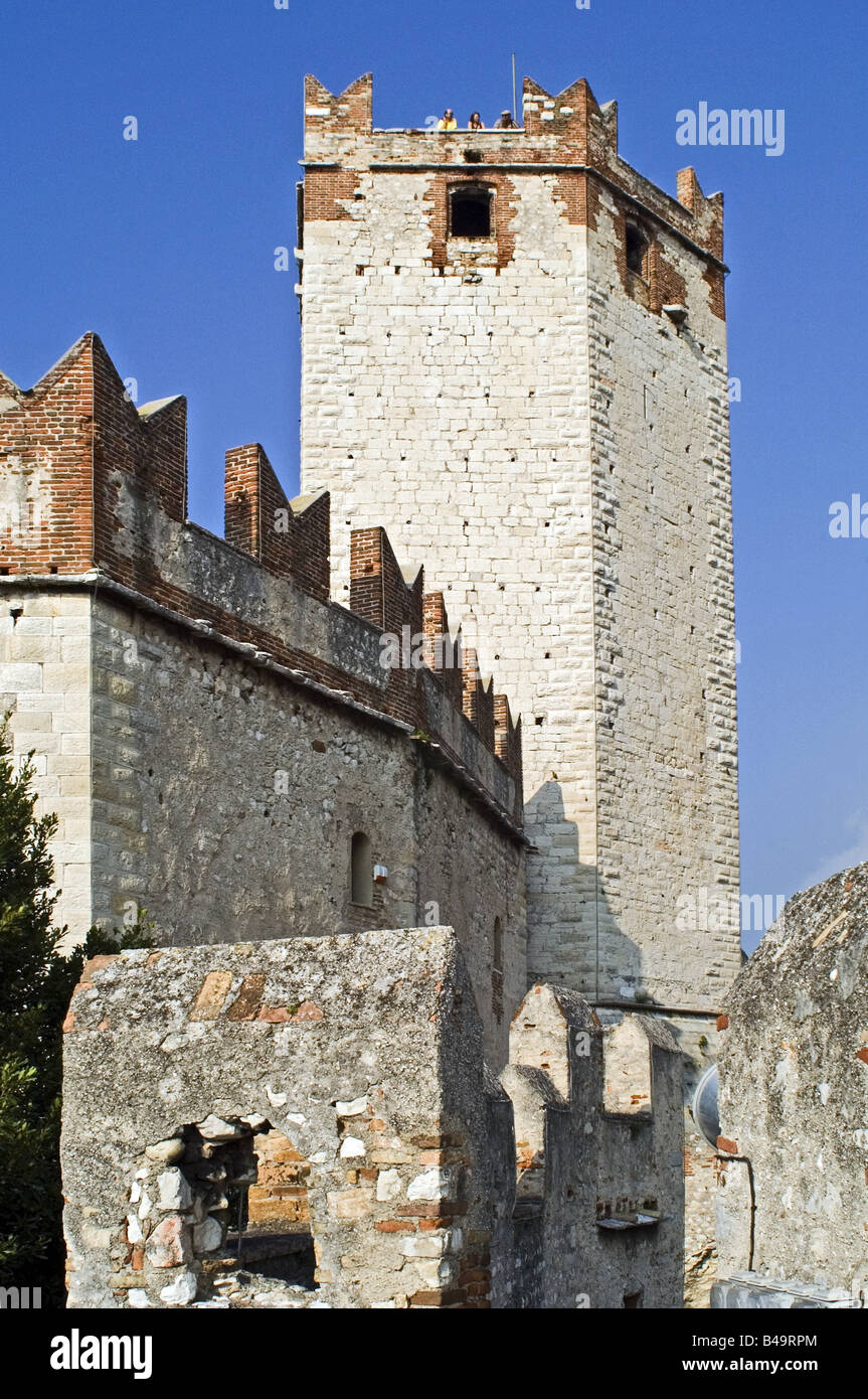 12th century castles italy hi-res stock photography and images - Alamy