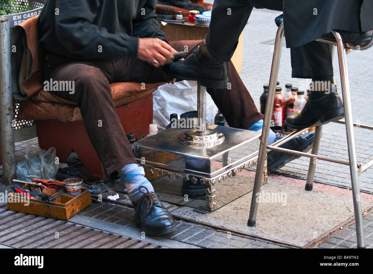 Shoe shine in the city Stock Photo - Alamy