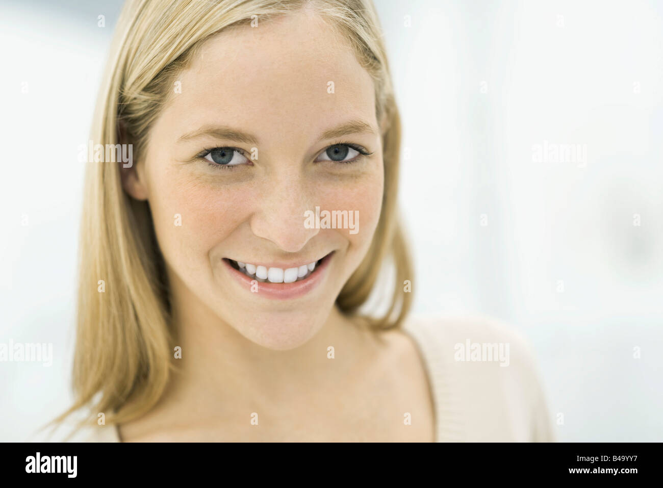 Young woman smiling at camera, portrait Stock Photo - Alamy