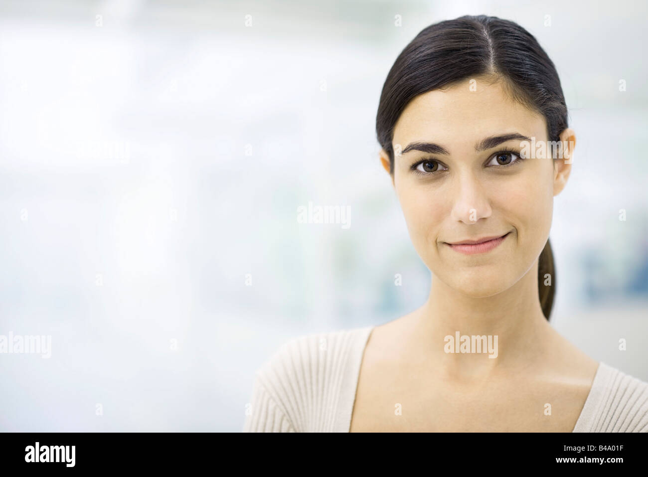 Woman smiling at camera, portrait Stock Photo - Alamy