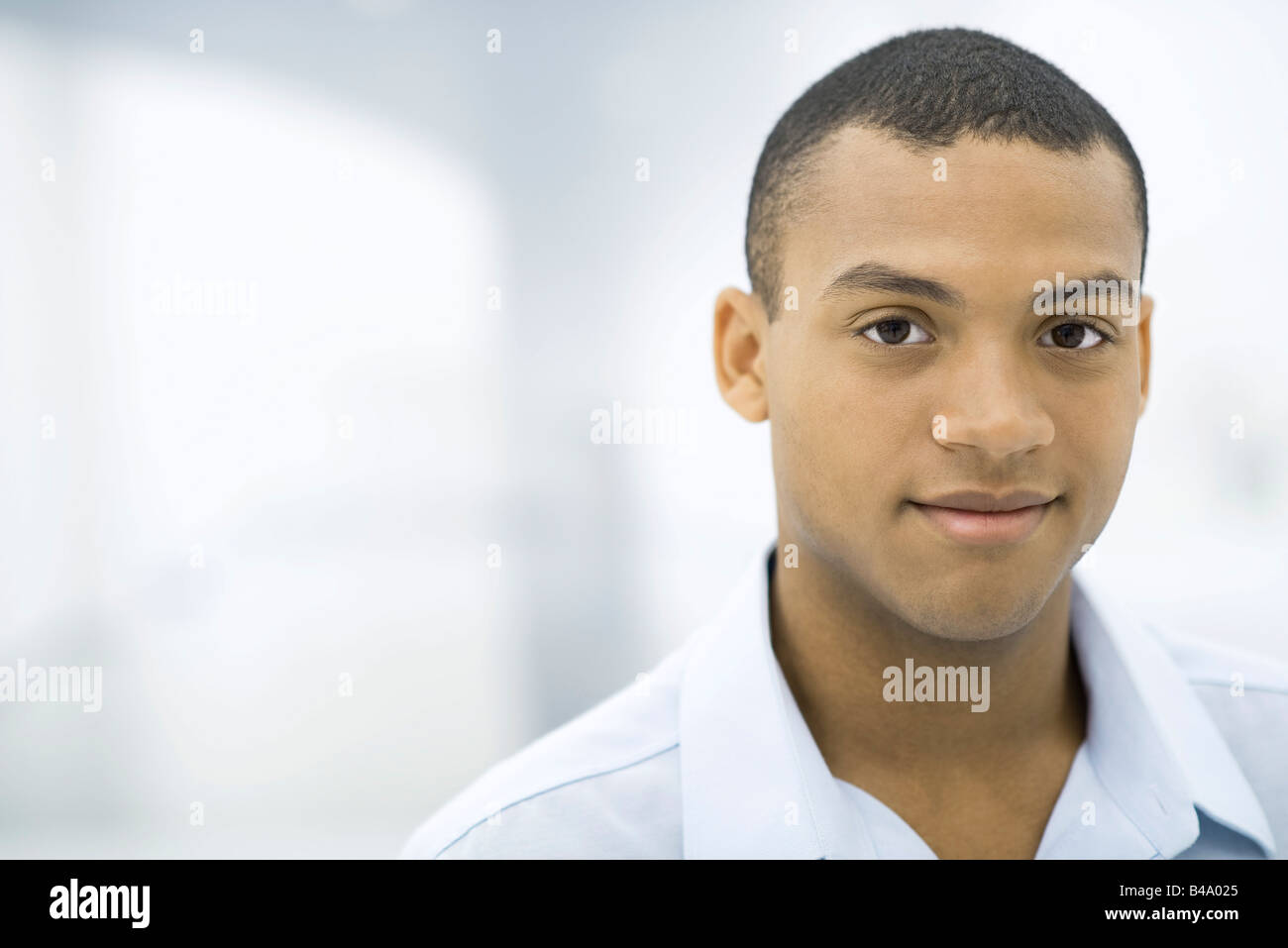 Man smiling at camera, portrait Stock Photo - Alamy