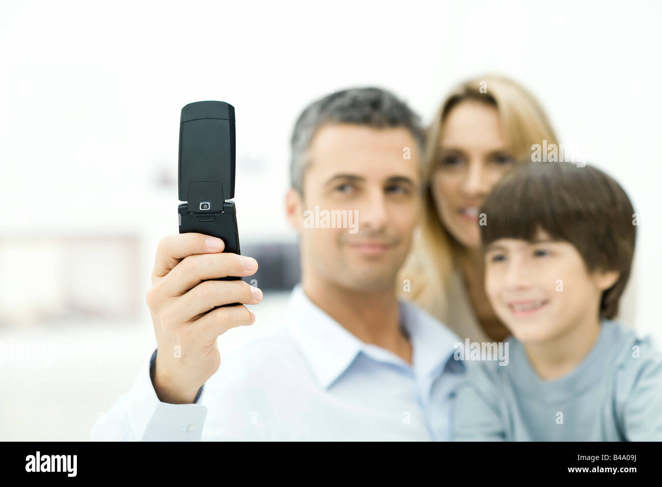 Parents taking photos of child phone hi-res stock photography and ...