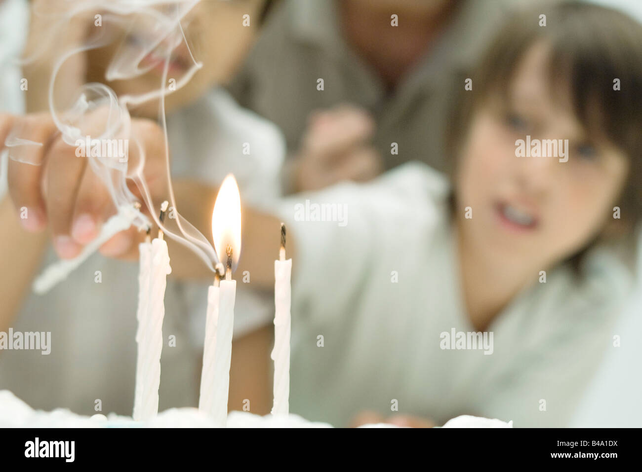 Child reaching for cake hi-res stock photography and images - Alamy