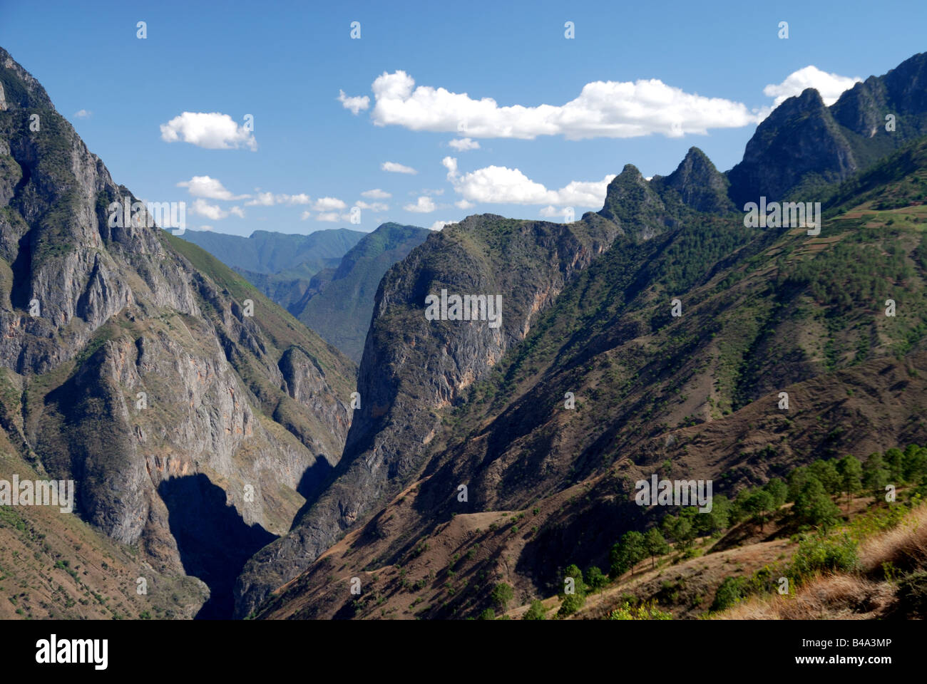 The powerful Yangtze river has carved one of the deepest river gorges ...
