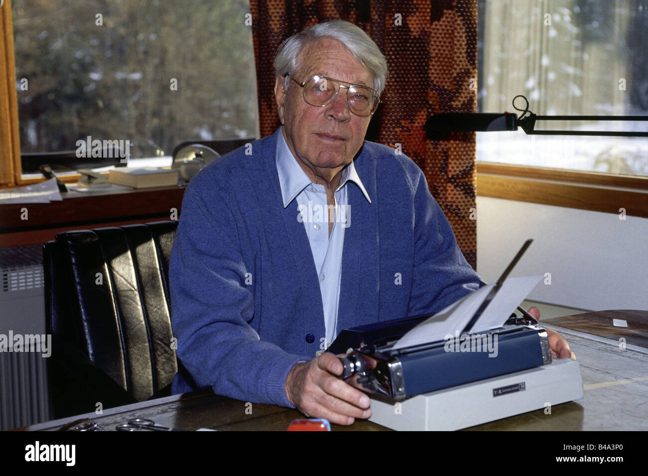 Screenwriter desk hi-res stock photography and images - Alamy