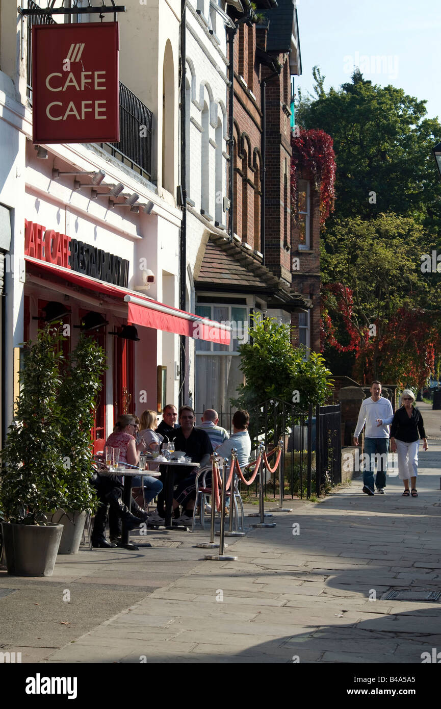 Northwest london high street hi-res stock photography and images - Alamy