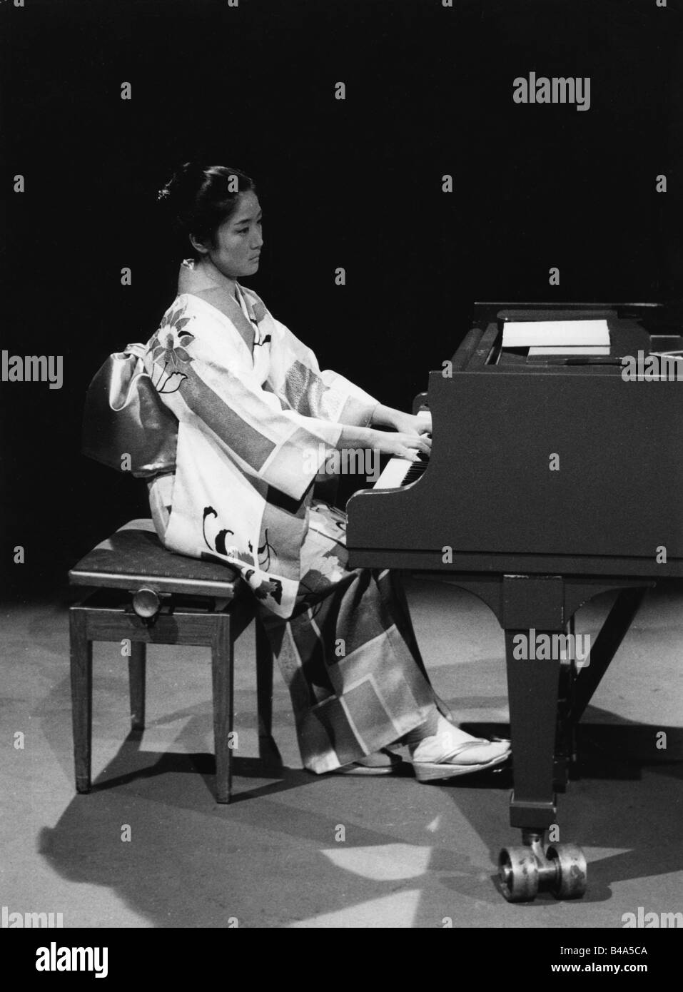 Kono, Yoko, Japanese musician (pianist), full length, playing piano ...