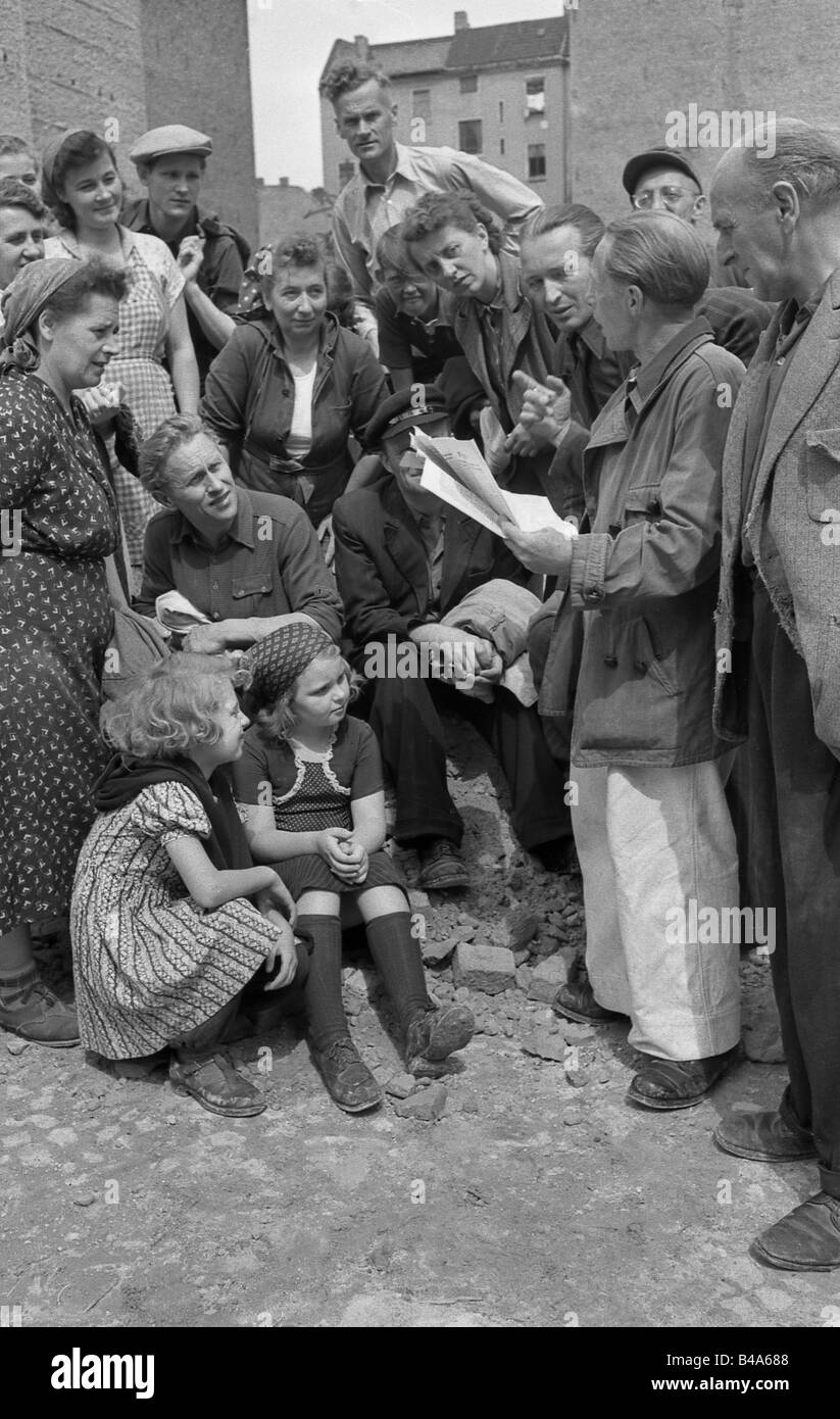 1950s newspaper reading hi-res stock photography and images - Alamy