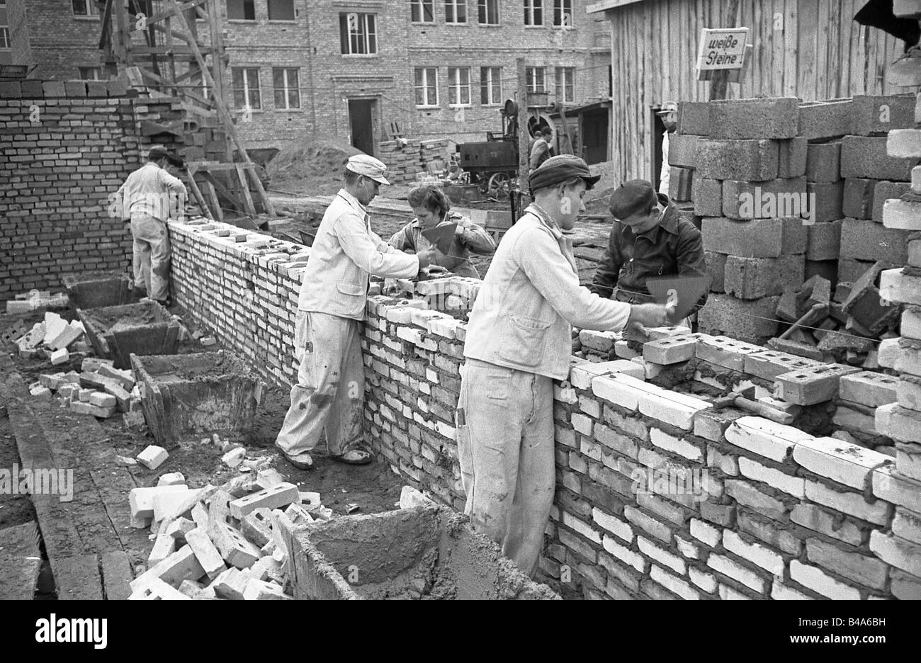 1950s, construction workers Black and White Stock Photos & Images - Alamy