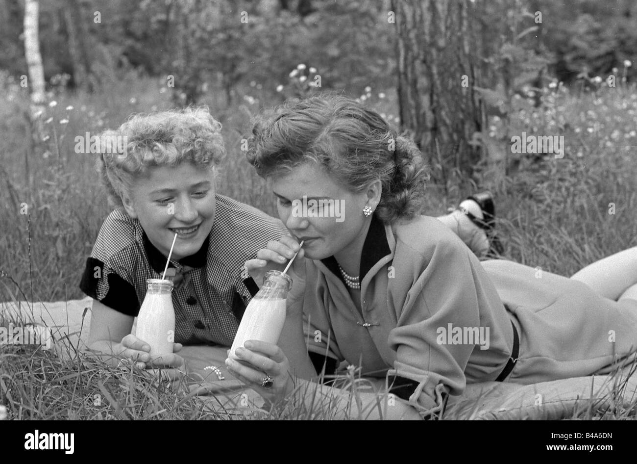 1950s drinking girls hi-res stock photography and images - Alamy